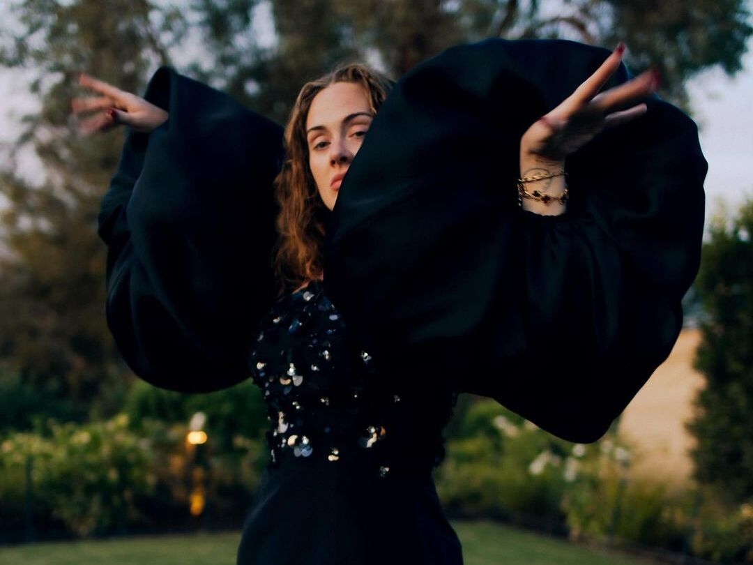 Адель презентовала клип на песню I Drink Wine из своего последнего ...