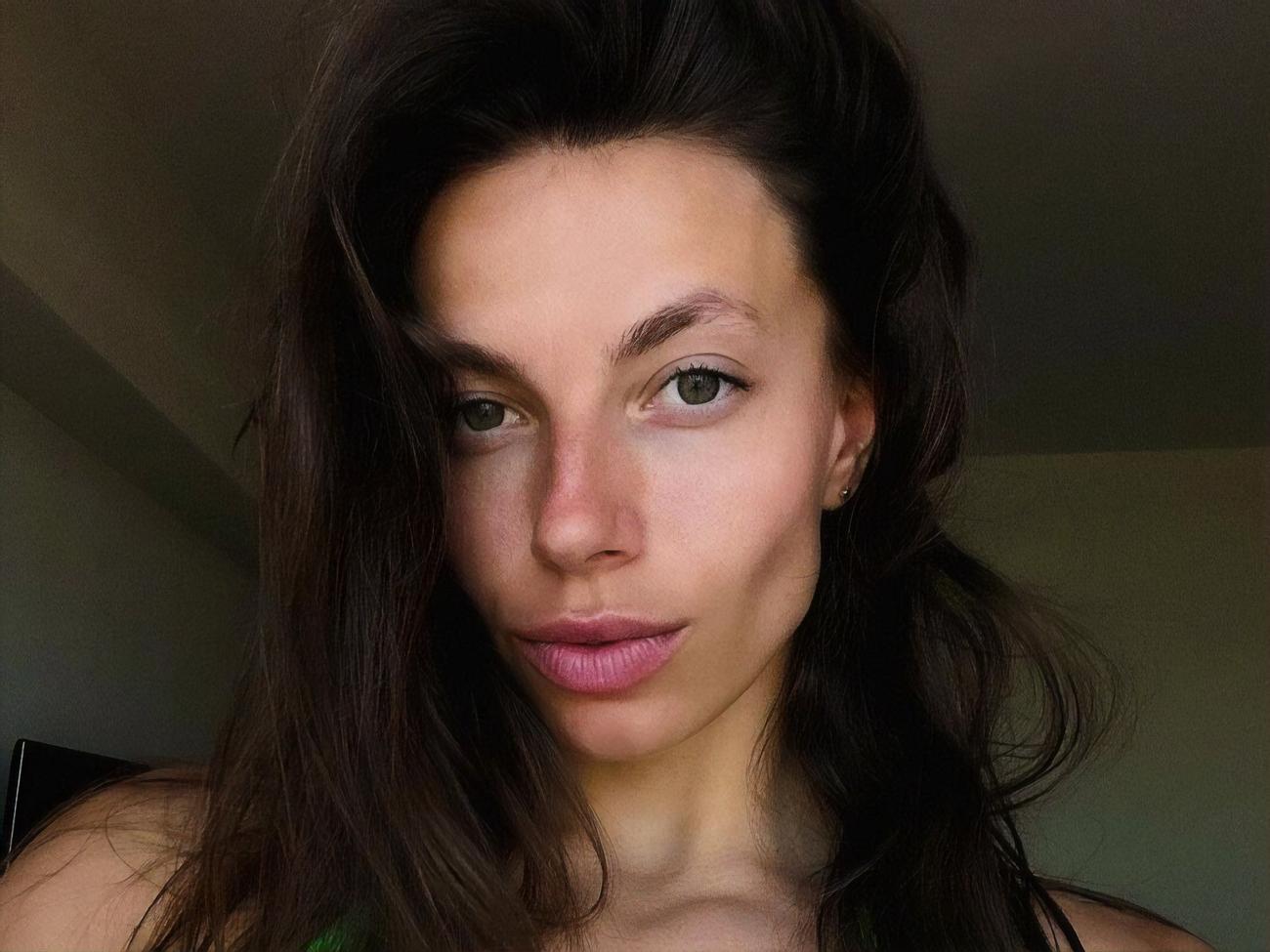 1 чи 2 27 річна Бех Романчук знялася у високих шортах спиною до обєктива й запропонувала