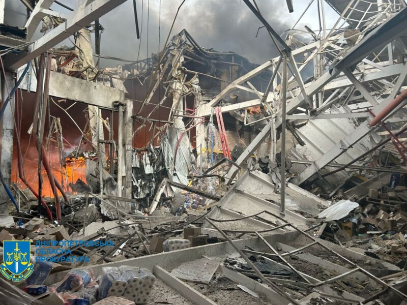 Окупанти вдарили ракетою по цивільному обєкту у Дніпрі Є поранені і загиблий влада Читайте