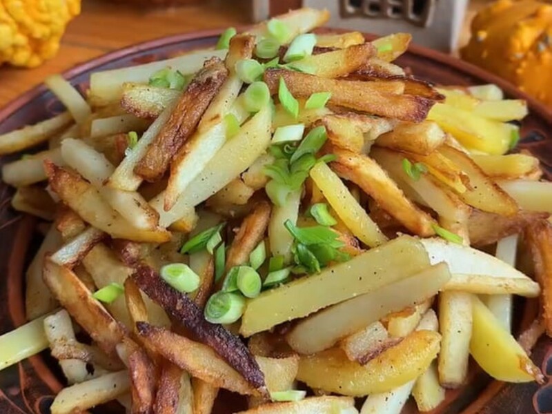 Посыпьте сковороду мукой – и жарений картофель получится невероятно хрустящий. Секрет – в пропорциях